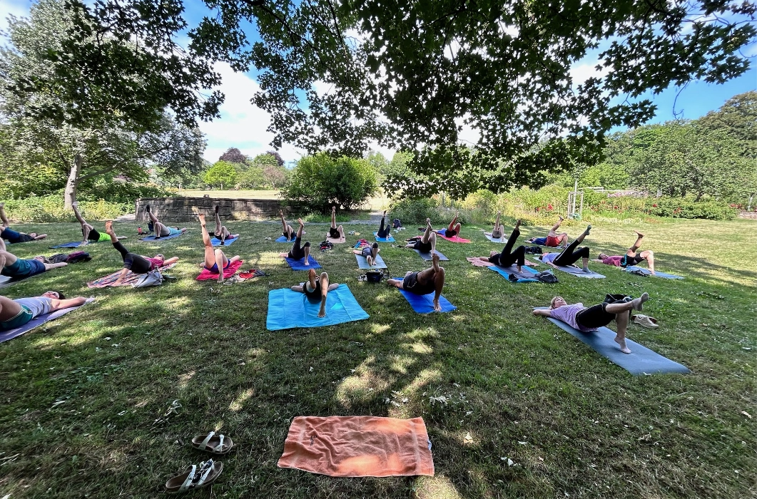 Pilates im Park - startet in eine neue Saison - Mind Connects Body ...